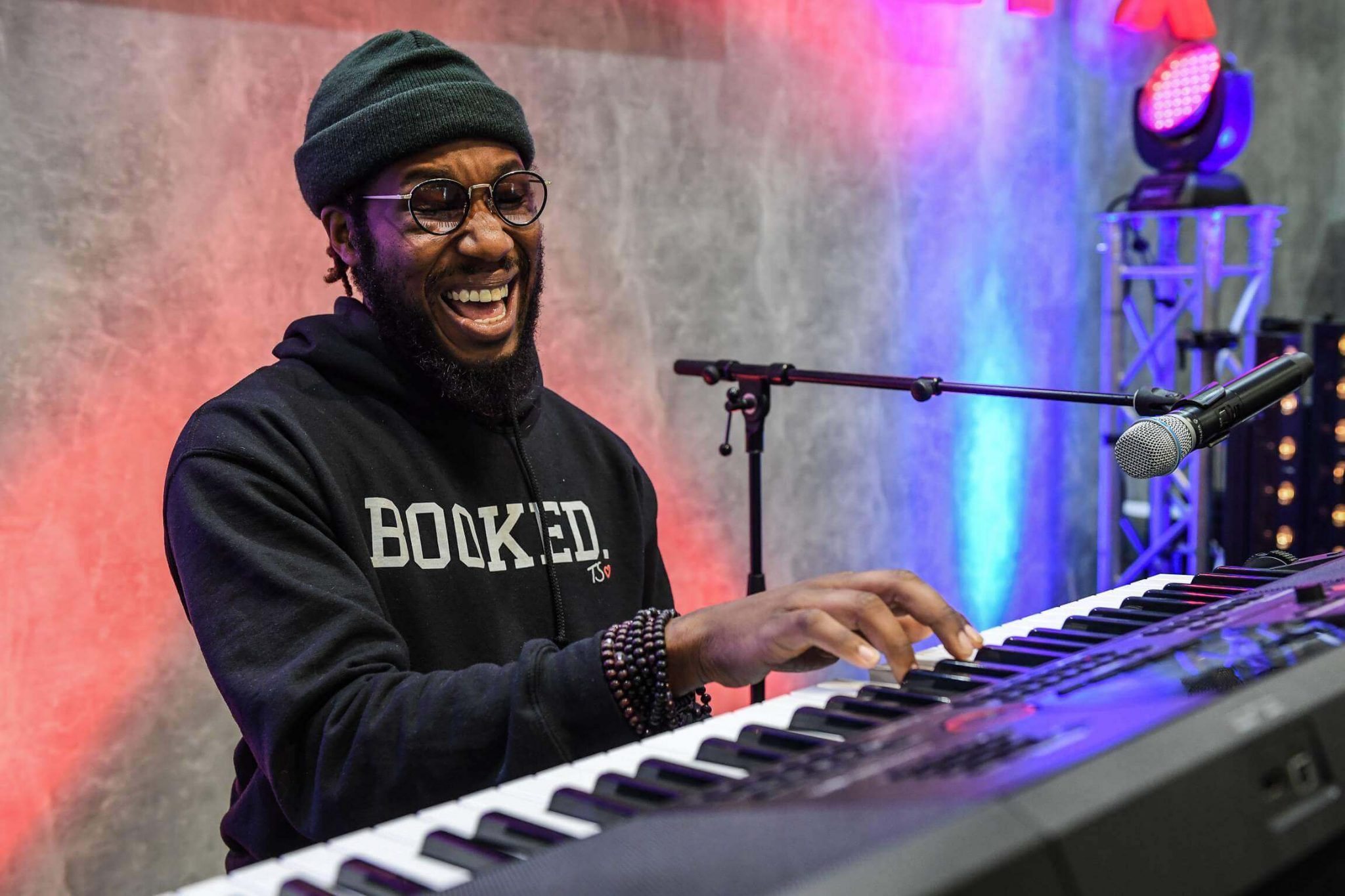 Genialny Cory Henry prezentuje na Musikmesse nową serię keyboardów ...